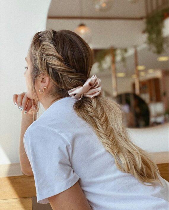 Scrunchies: Το απόλυτο αξεσουάρ μαλλιών και πως να το φορέσετε για ...