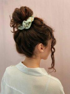 Scrunchies: Το απόλυτο αξεσουάρ μαλλιών και πως να το φορέσετε για ...