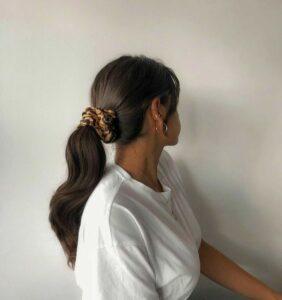 Scrunchies: Το απόλυτο αξεσουάρ μαλλιών και πως να το φορέσετε για ...