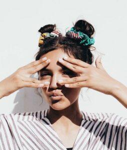 Scrunchies: Το απόλυτο αξεσουάρ μαλλιών και πως να το φορέσετε για ...
