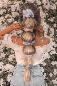 Scrunchies: Το απόλυτο αξεσουάρ μαλλιών και πως να το φορέσετε για ...