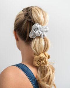 Scrunchies: Το απόλυτο αξεσουάρ μαλλιών και πως να το φορέσετε για ...