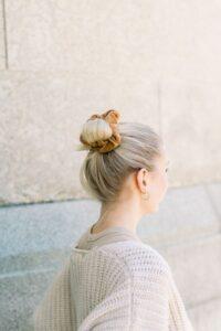 Scrunchies: Το απόλυτο αξεσουάρ μαλλιών και πως να το φορέσετε για ...