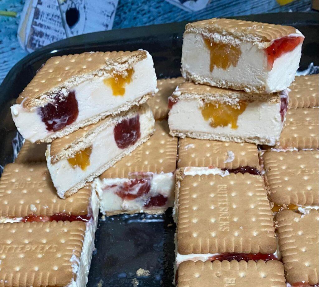Παγωτό σάντουιτς με μαρμελάδα