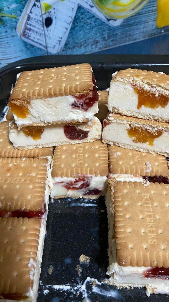 Παγωτό σάντουιτς με μαρμελάδα