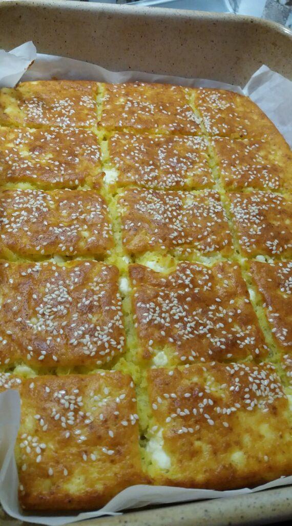 Τεμπελόπιτα χωρίς φύλλο με φέτα και γραβιέρα