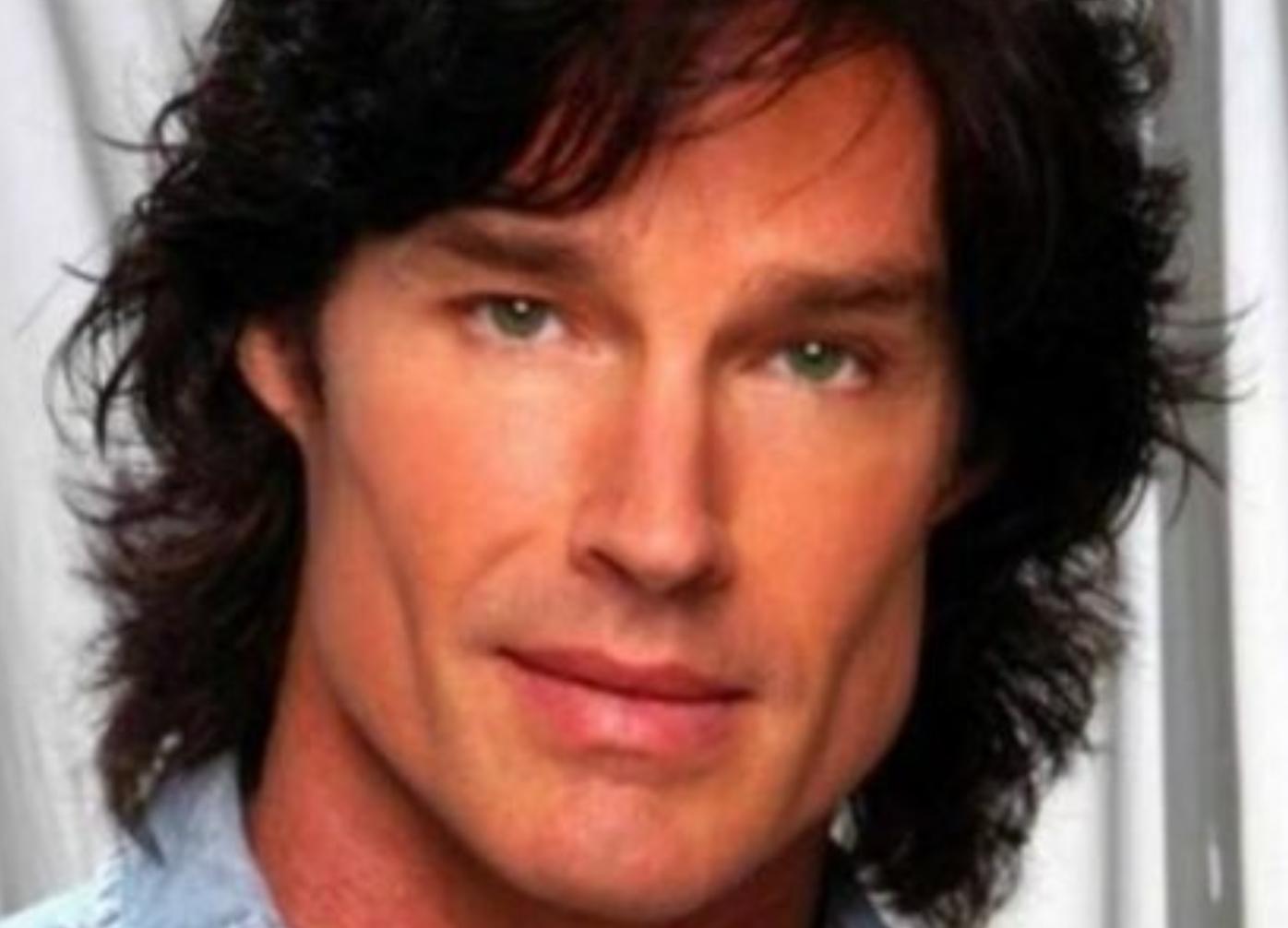 Ρον Μος: Ο Ριτζ από την "Τόλμη και Γοητεία¨ μοιάζει πιο γοητευτικός από ...