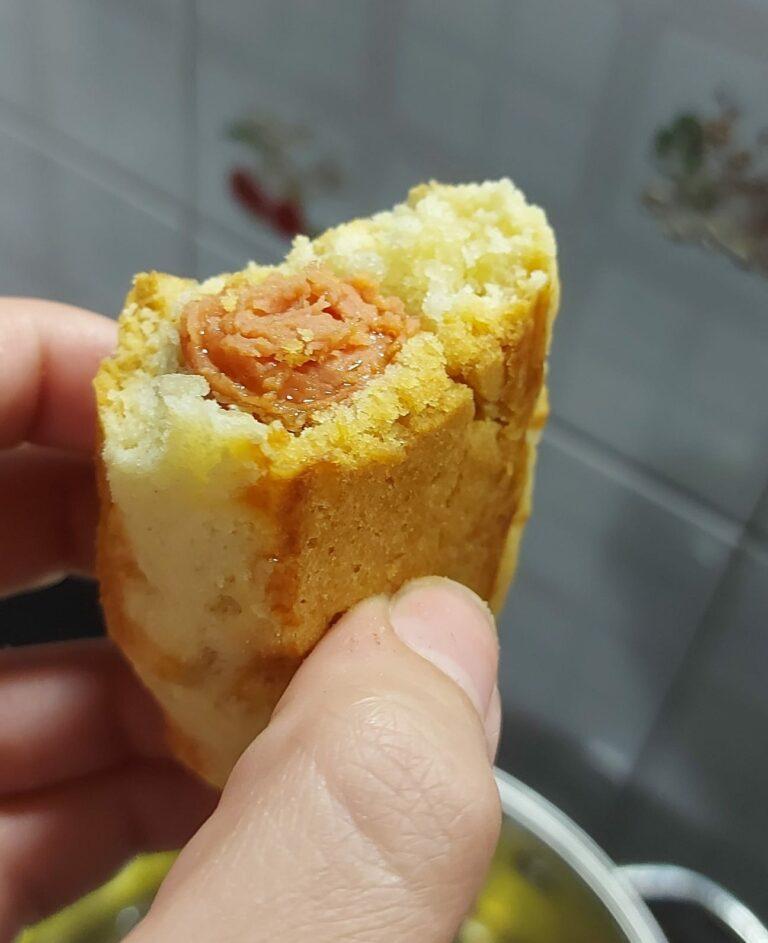 Τριφτά λουκανικοπιτάκια με ζύμη κουρού