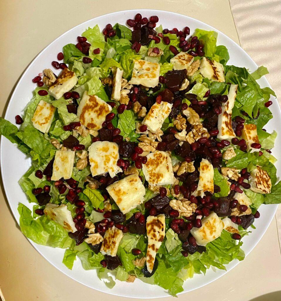 Χριστουγεννιάτικη πράσινη σαλάτα με ρόδι και παντζάρι