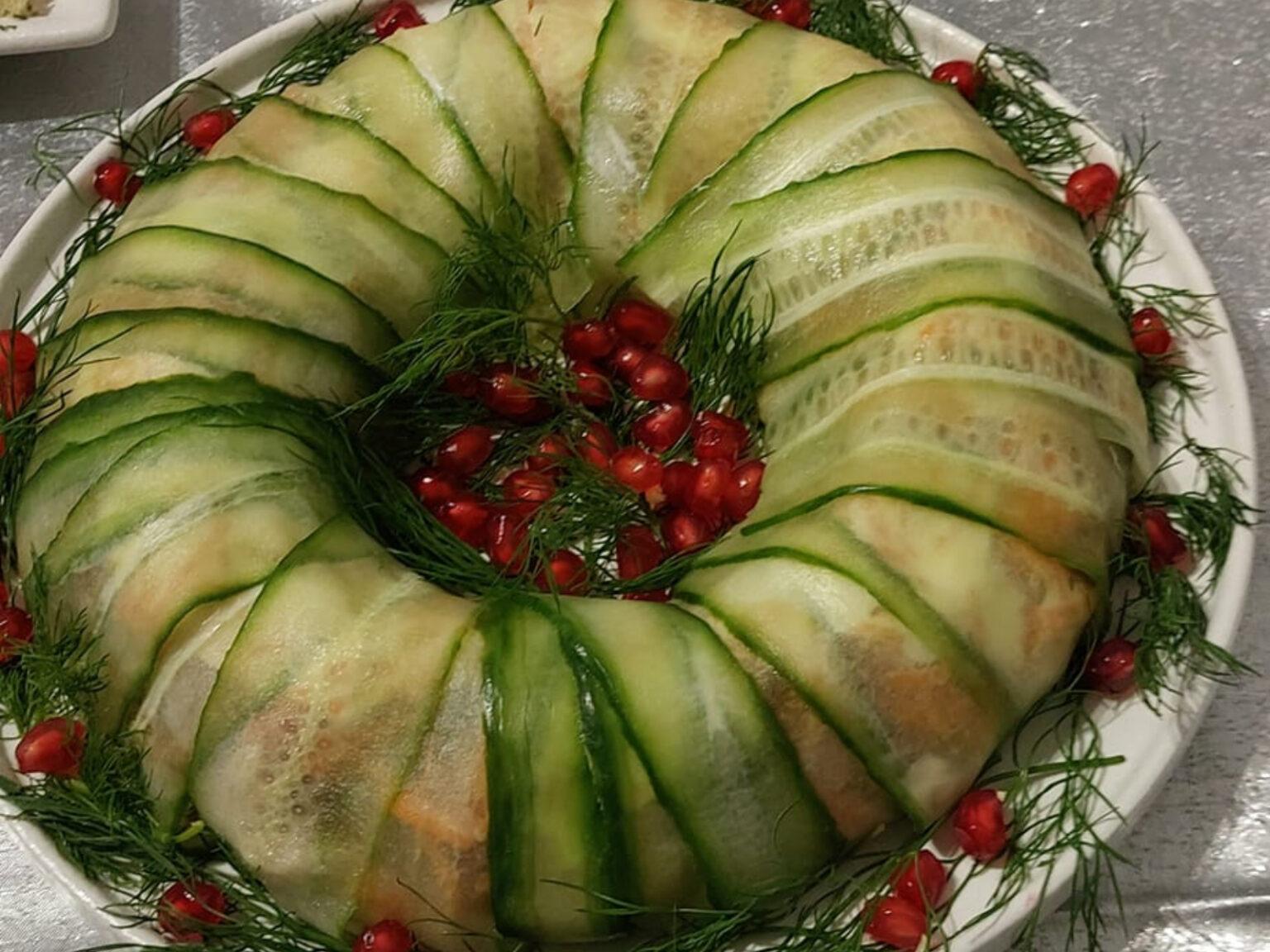 Γιορτινή κοτοσαλάτα σε σχήμα στεφάνι
