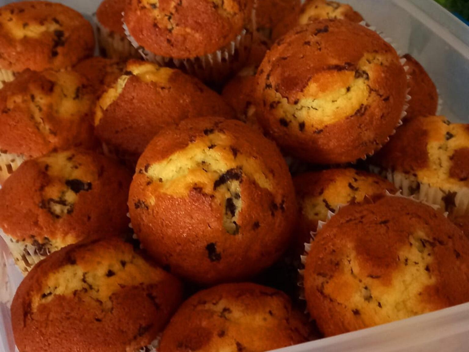 Muffins πορτοκαλιού με τρούφα σοκολάτας