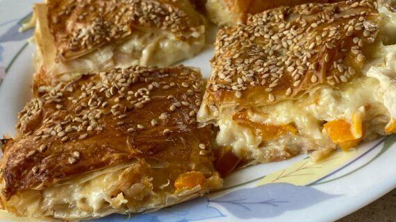 Αφράτη κοτόπιτα με ζύμη γιαουρτιού