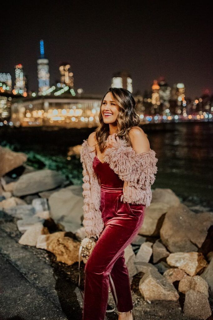Velvet Vibes: Εντυπωσιακά Outfits για το Ρεβεγιόν από Βελούδο