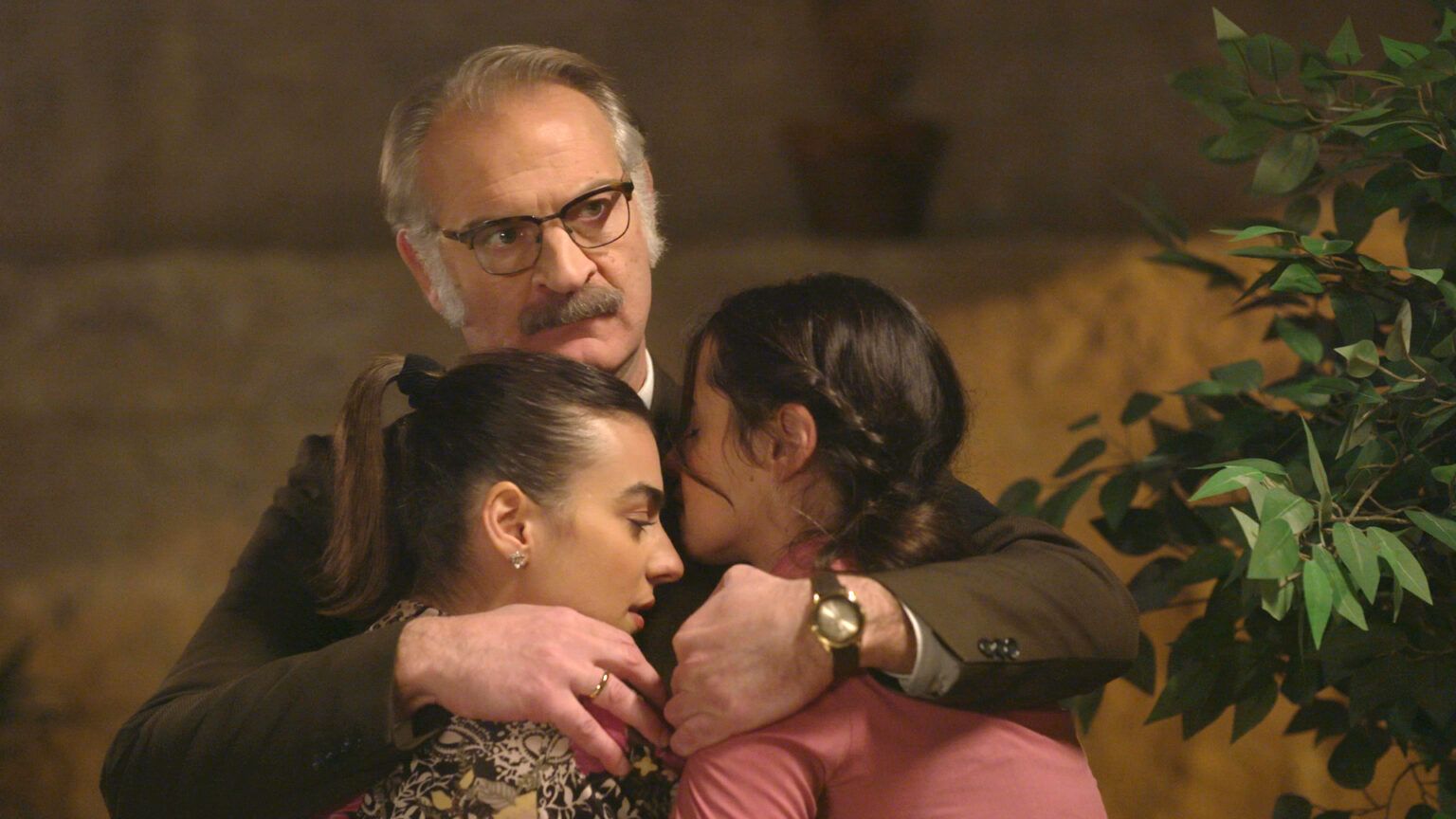 Η Γη της Ελιάς: Η Αμαλία τραβάει και άλλο το σκοινί