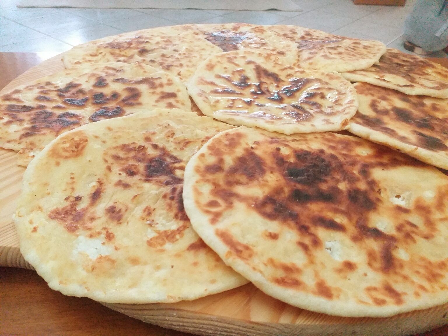 Λεπτά τηγανόψωμα της γιαγιάς με το μυστικό με το λιωμένο βούτυρο που τα ...