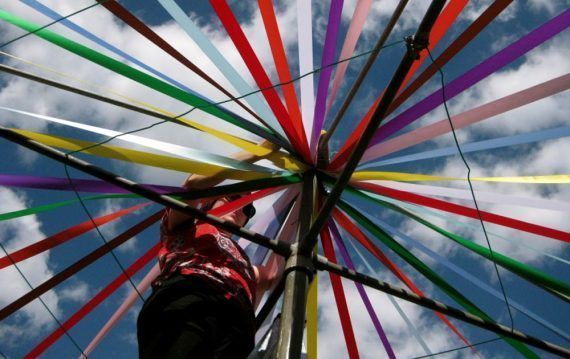 Γαϊτανάκι: Από που προέρχεται και τι συμβολίζει το περίφημο έθιμο των ...