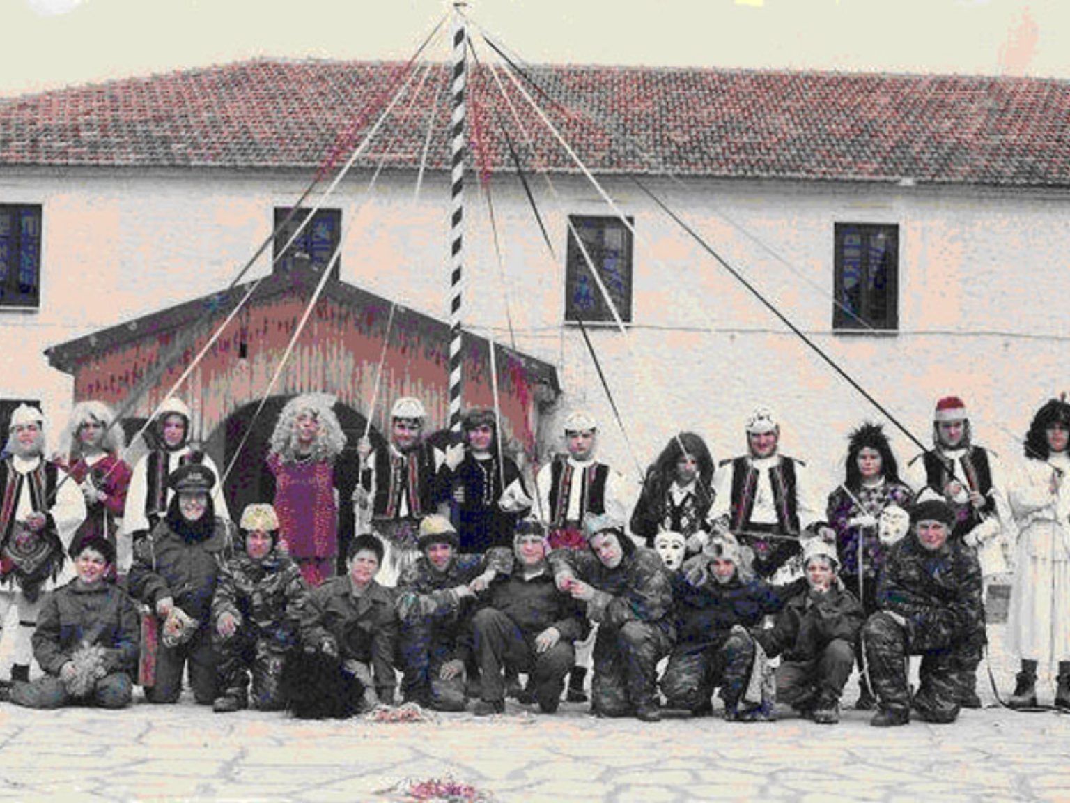 Γαϊτανάκι: Από που προέρχεται και τι συμβολίζει το περίφημο έθιμο των ...