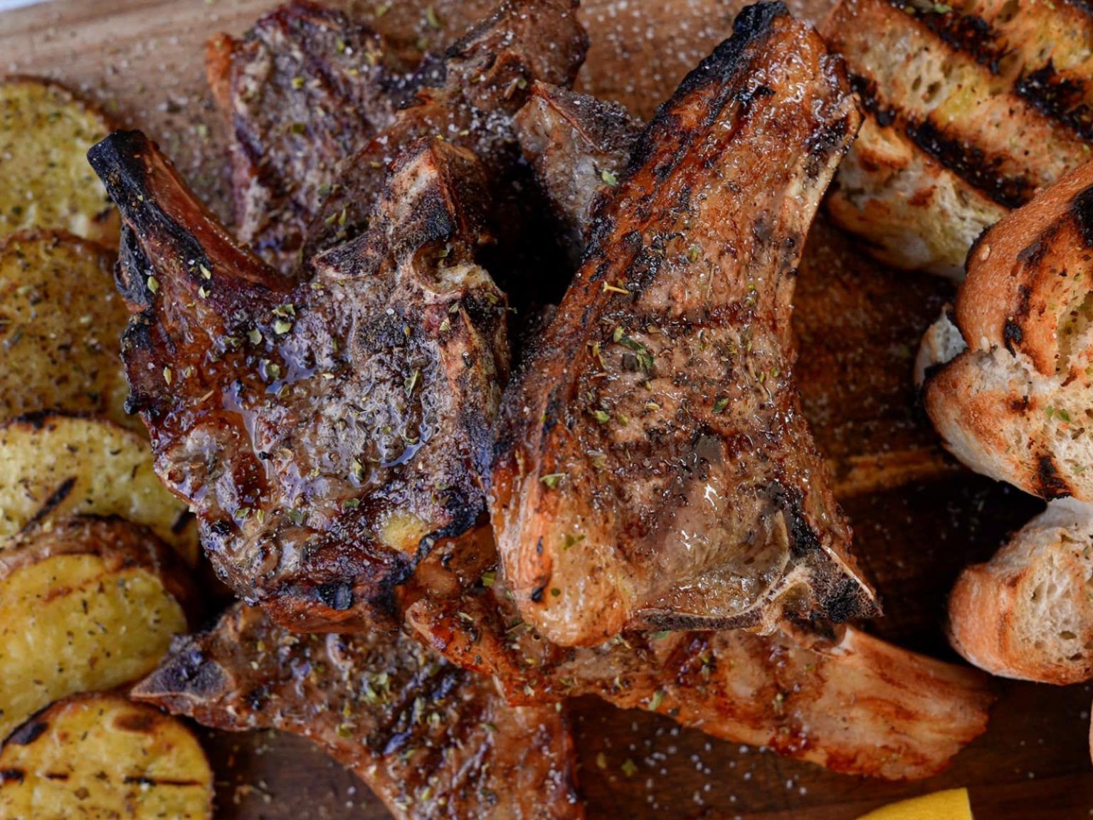 Τσικνοπέμπτη: Αρνίσια παϊδάκια στη σχάρα με όλα τα μυστικά τους