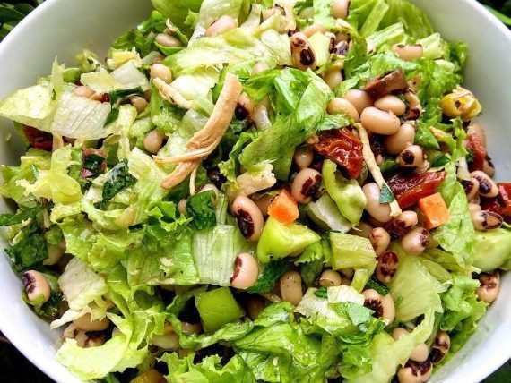 Κοτοσαλάτα με μαυρομάτικα και μαρούλι