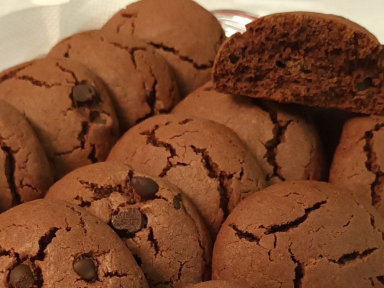 Αφράτα σοκολατένια cookies με σταγόνες σοκολάτας