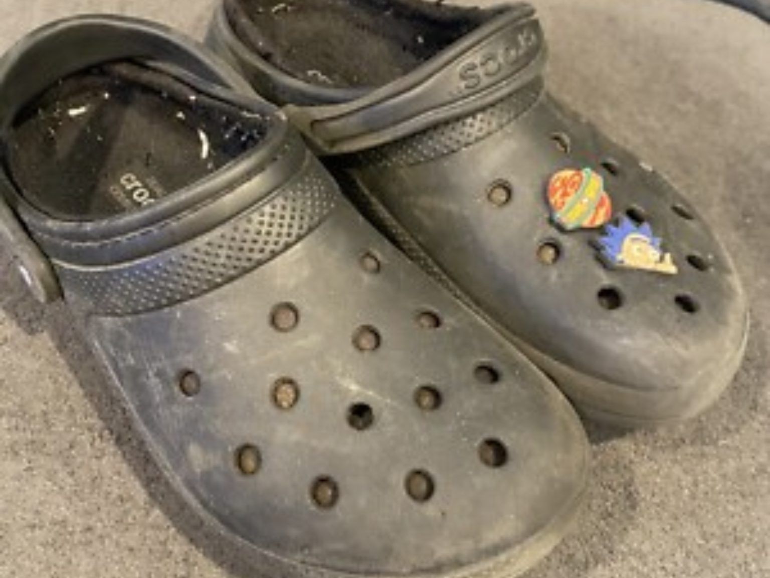 Τα Crocs βρωμάνε - Πώς να μην μυρίζουν άσχημα το Καλοκαίρι