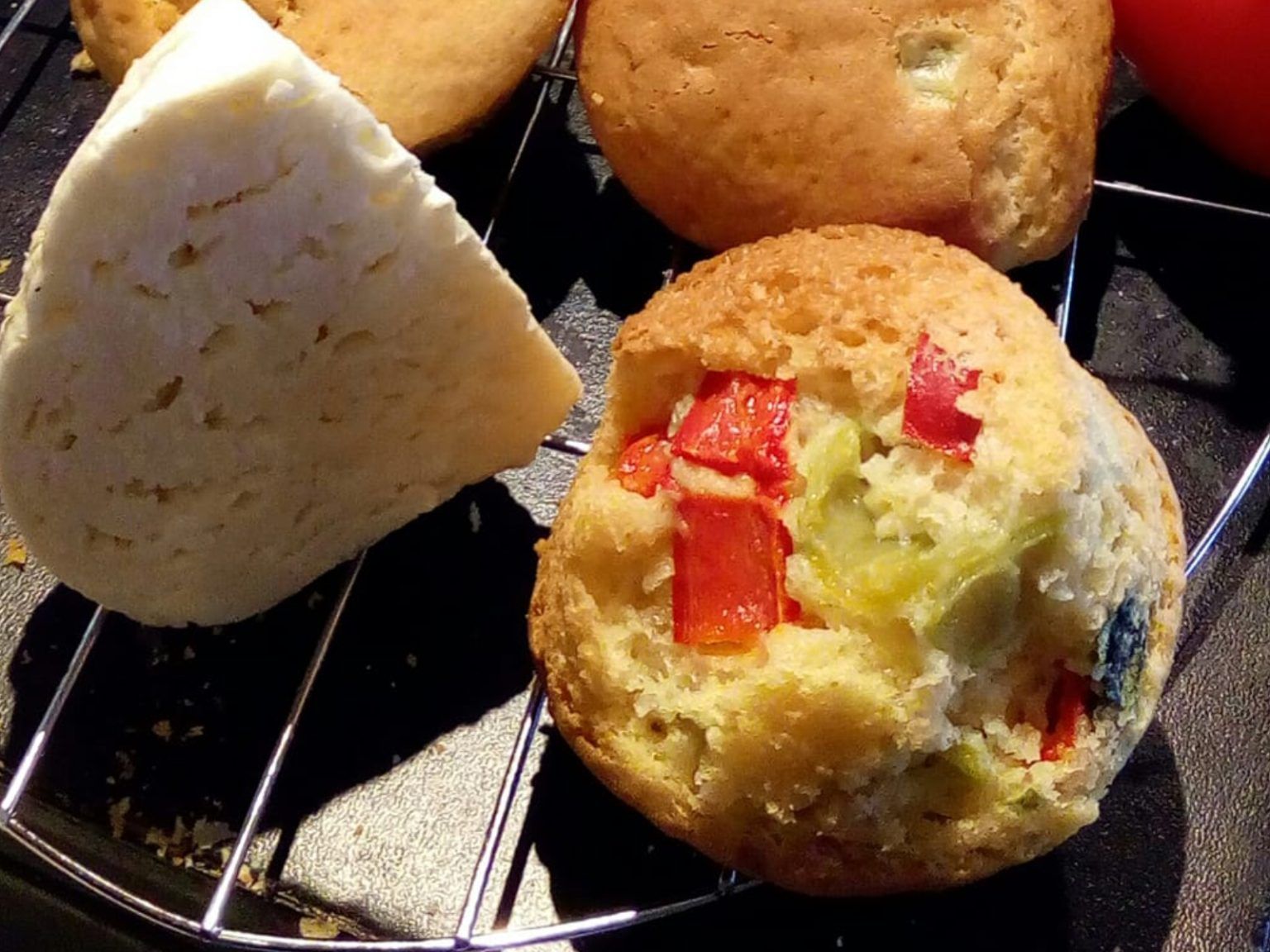 Αλμυρά muffins σα ψωμάκια με γραβιέρα και χρωματιστές πιπεριές