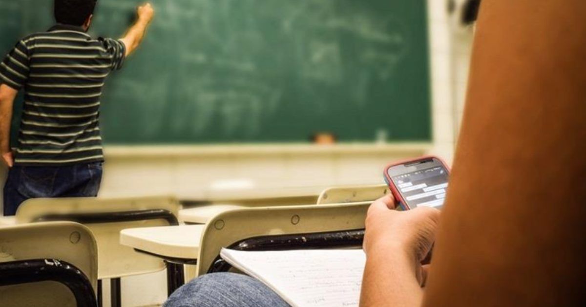 Άνοιγμα σχολείων 2025: Τι θα ισχύσει φέτος με τα κινητά στο σχολείο;