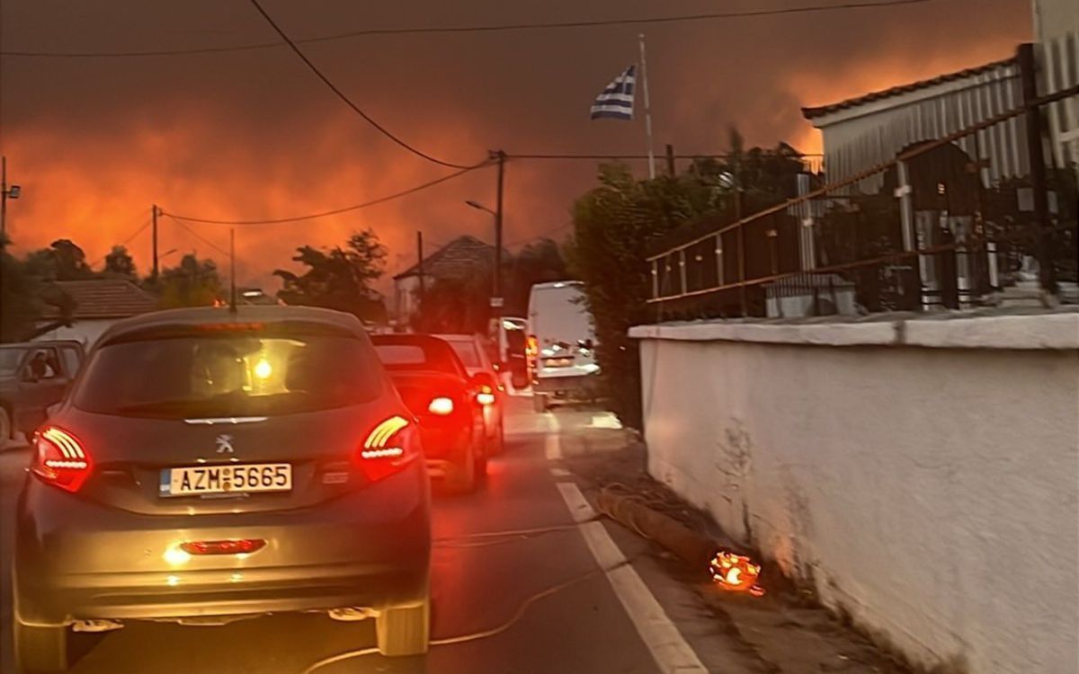 Η Ελλάδα καίγεται :Εκκενώνεται η Κάτω Αχαΐα, κλειστή η νέα και η παλαιά ...
