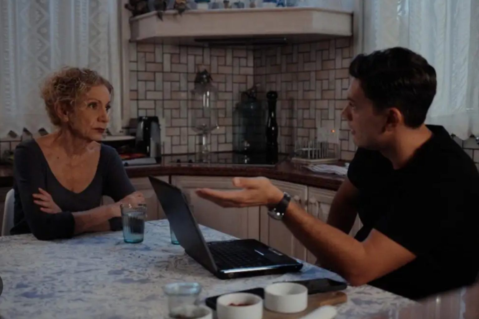 Η Γη της ελιάς: Ο Μανώλης δείχνει το πραγματικό του πρόσωπο στην ...