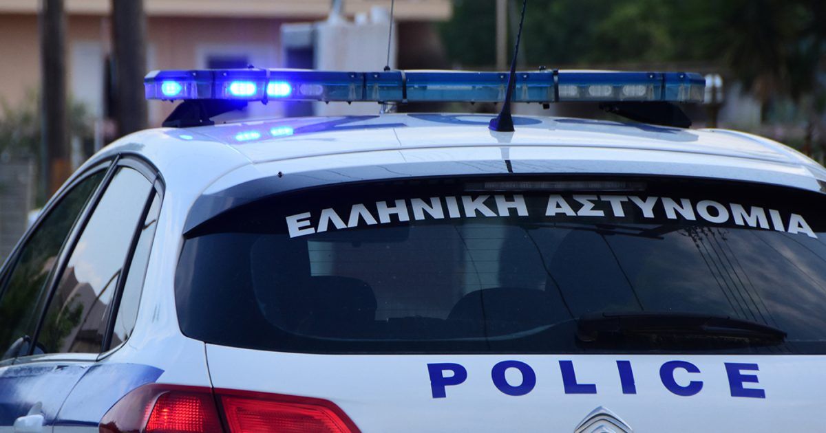 Η 16χρονη συνεχίζει να γελά ειρωνικά στους αστυνομικούς & δεν δείχνει ...