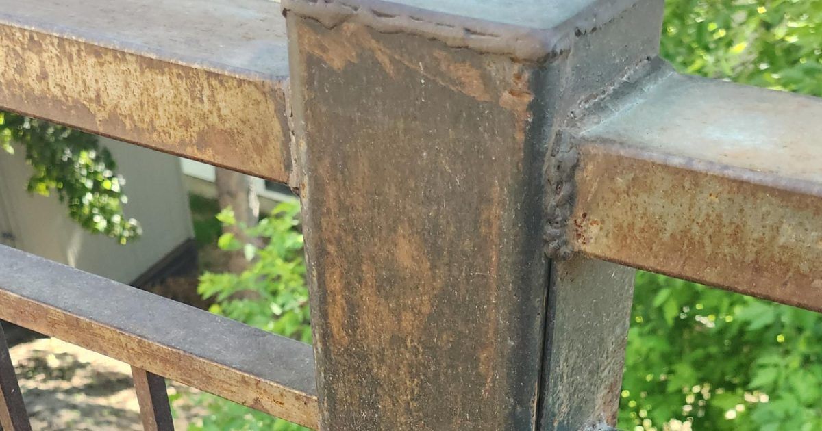 Πώς θα καθαρίσεις εύκολα τα κάγκελα από σκουριά και μούχλα