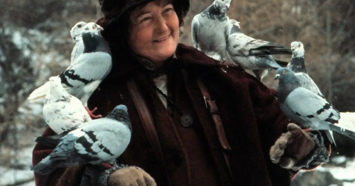 Η θρυλική Pigeon lady από την ταινία Μόνος στο σπίτι κρύβει μία τραγική ...